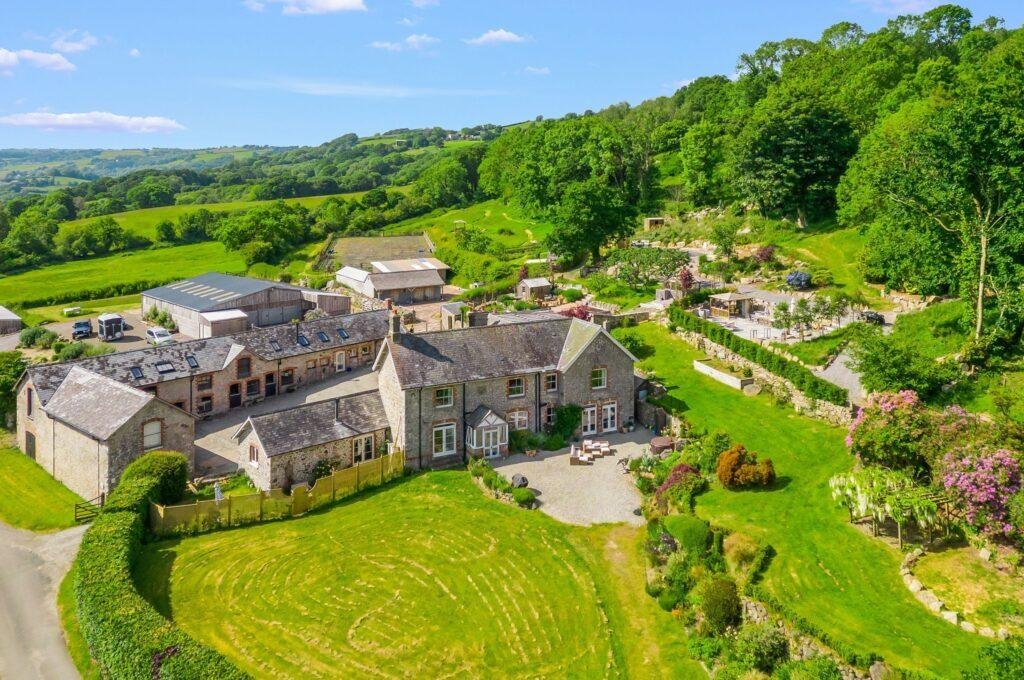 Linscott Farmhouse - UK Travel Guides